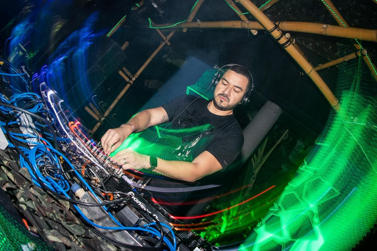 Carnaval Techno reúne cinco DJs em festa no Cave Bar, em Manaus ...