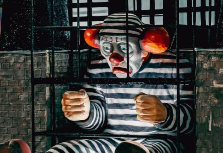 Cena de “Bozo” preso faz alusão a Bolsonaro em desfile de homenagem a ...